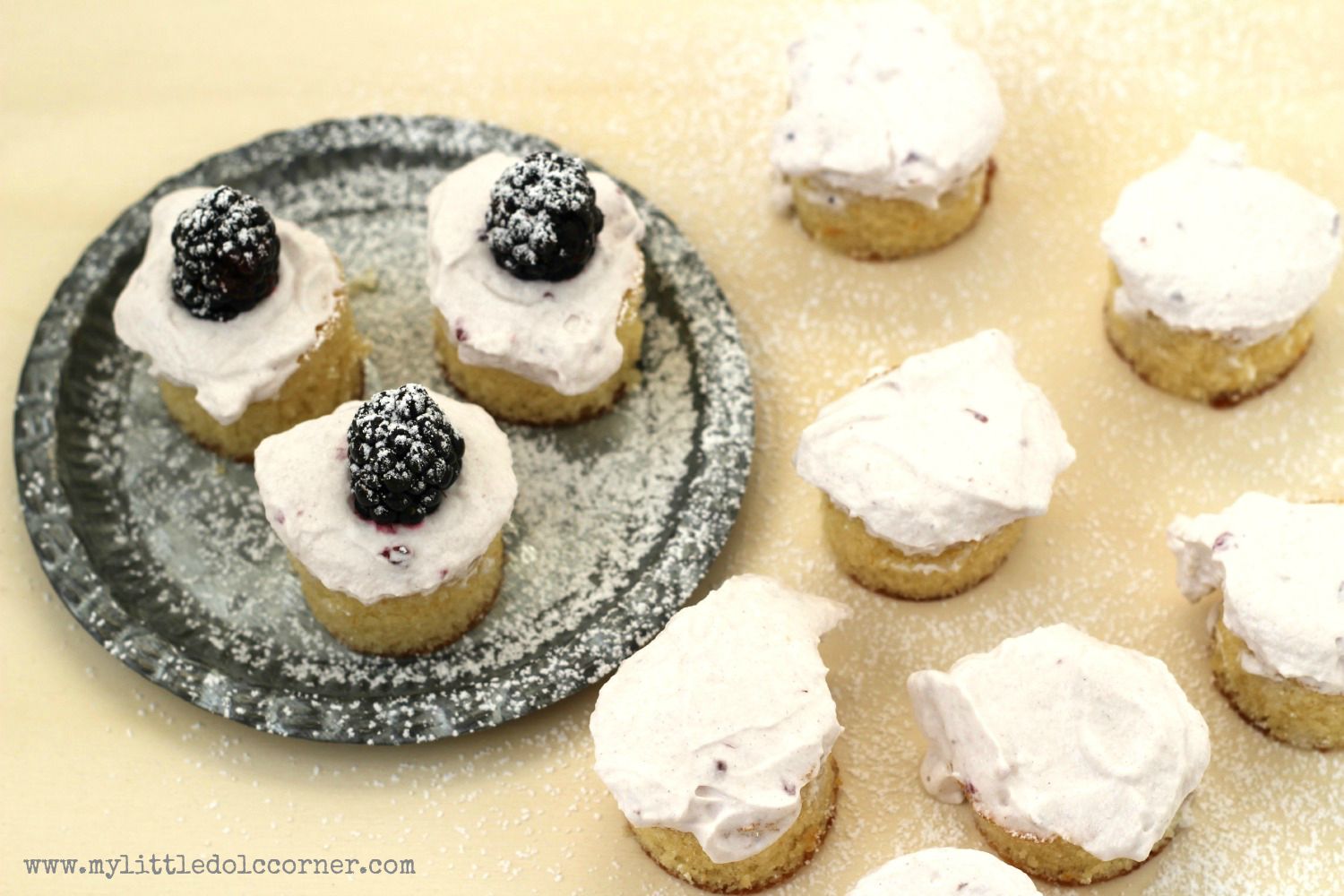 Cómo preparar Canapés Dulces de Chocolate blanco y Mora - Dulce y Facil